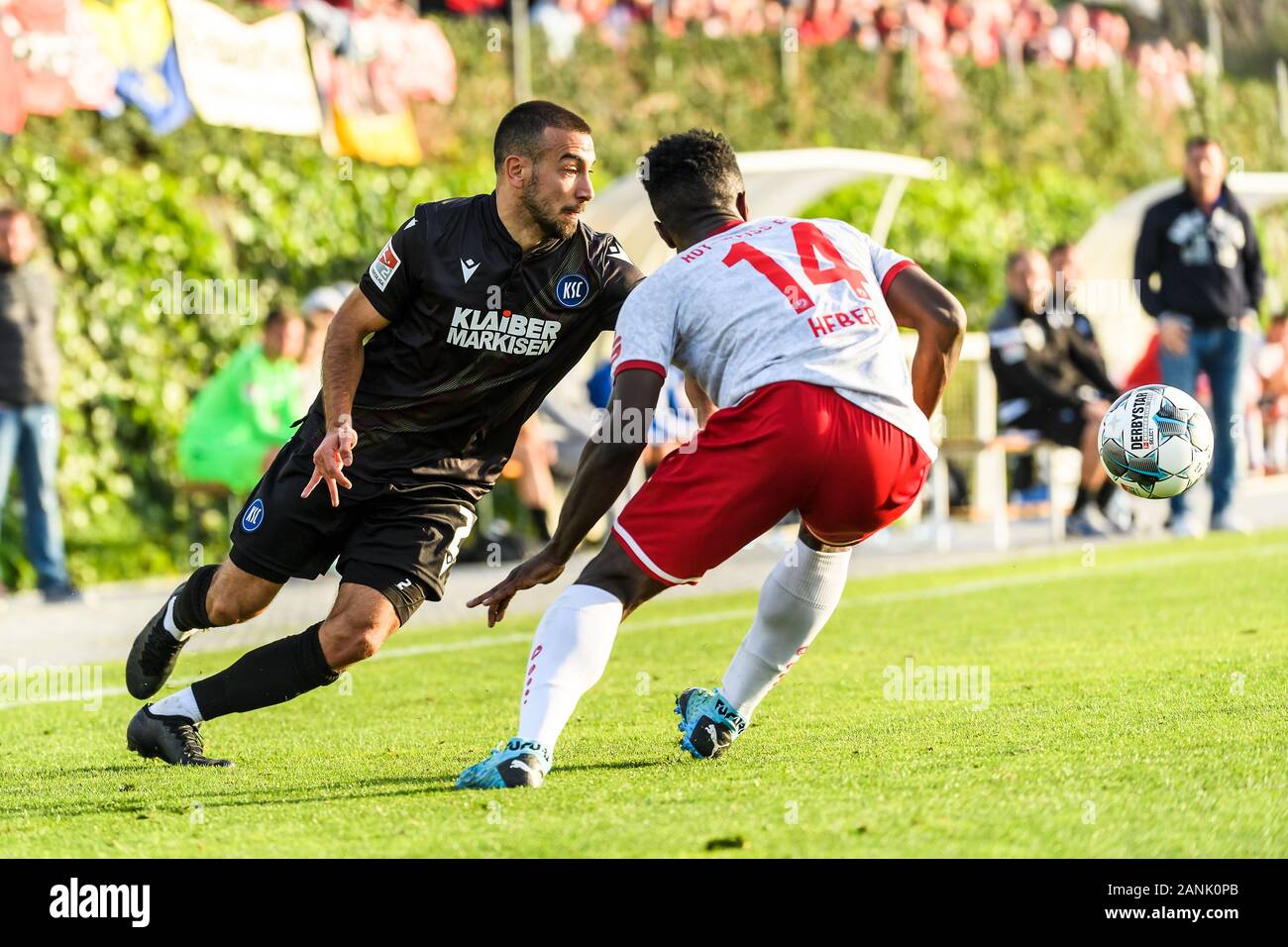 Estepona, Spanien. 17th Jan, 2020. Burak Camoglu (KSC) in duels with ...