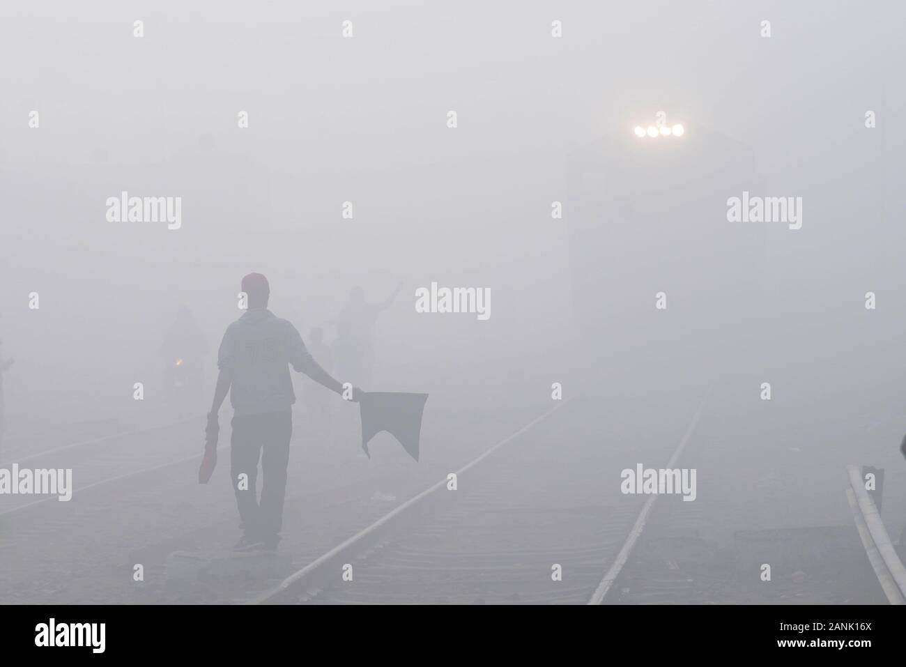 Lahore, Pakistan. 17th Jan 2020. A view of the fog engulfs the ...