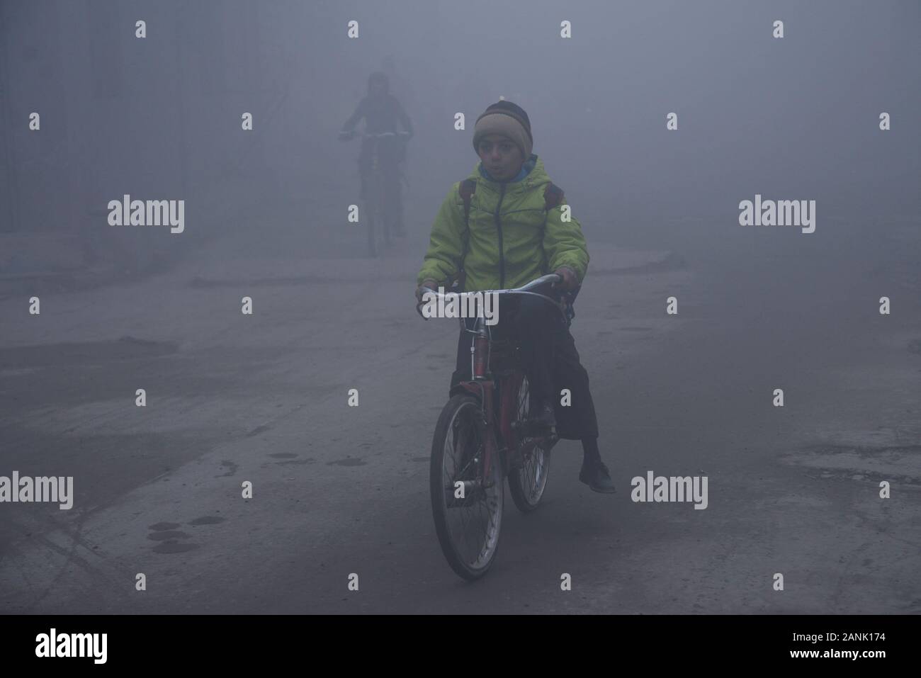 Lahore, Pakistan. 17th Jan 2020. A view of the fog engulfs the ...