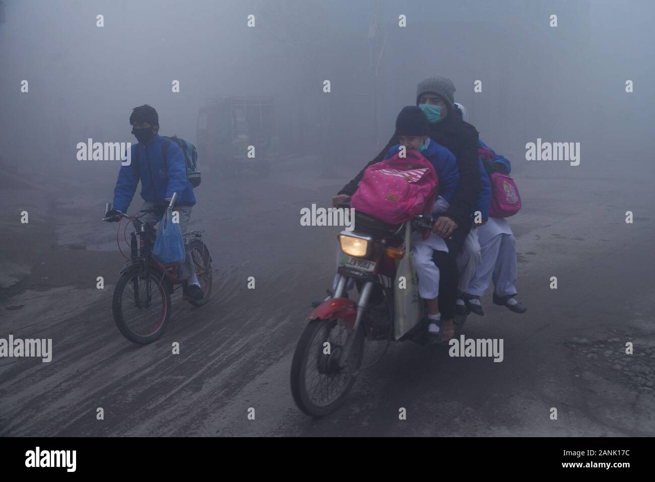 Lahore, Pakistan. 17th Jan 2020. A view of the fog engulfs the ...