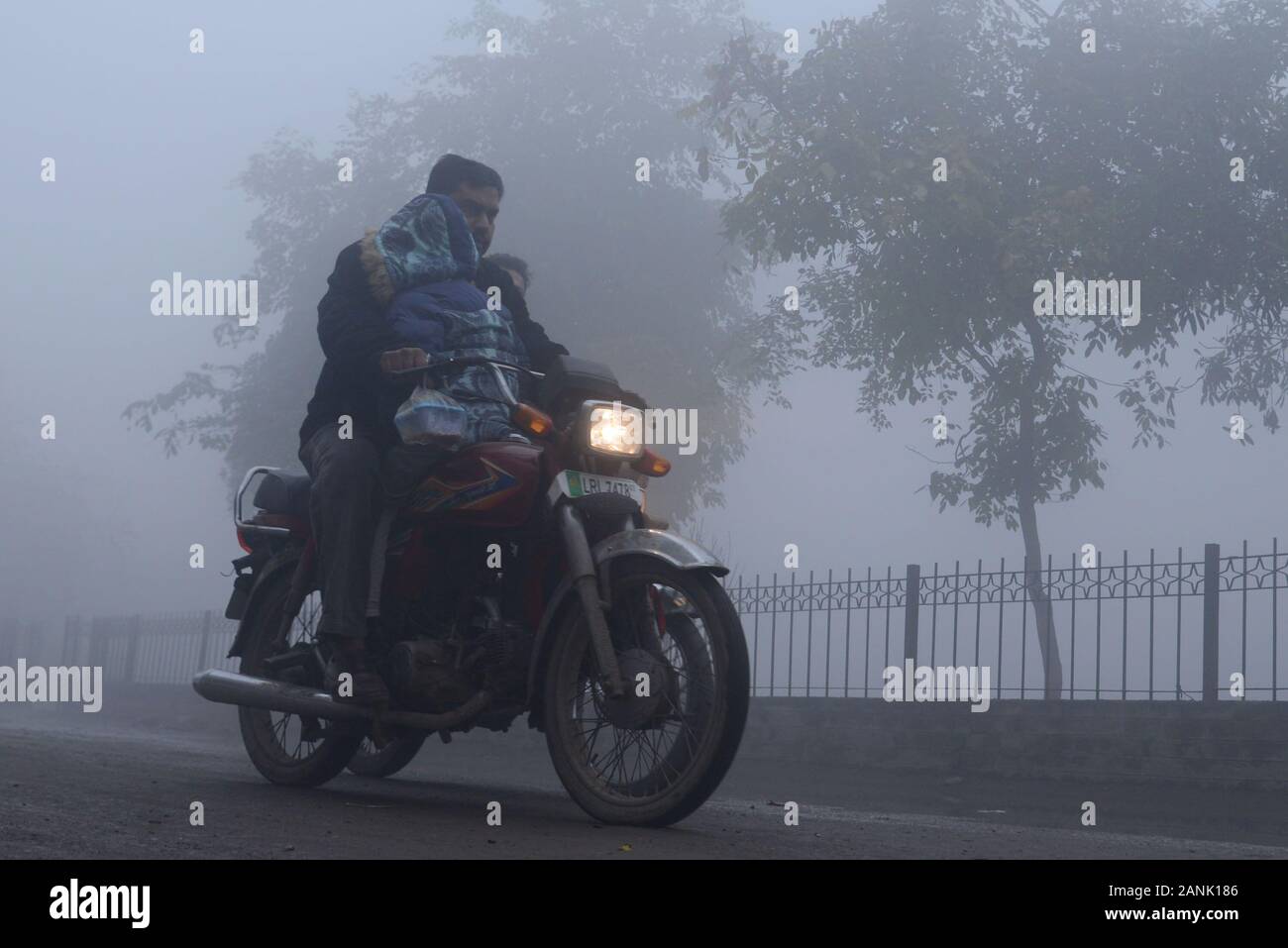 Lahore, Pakistan. 17th Jan 2020. A view of the fog engulfs the ...