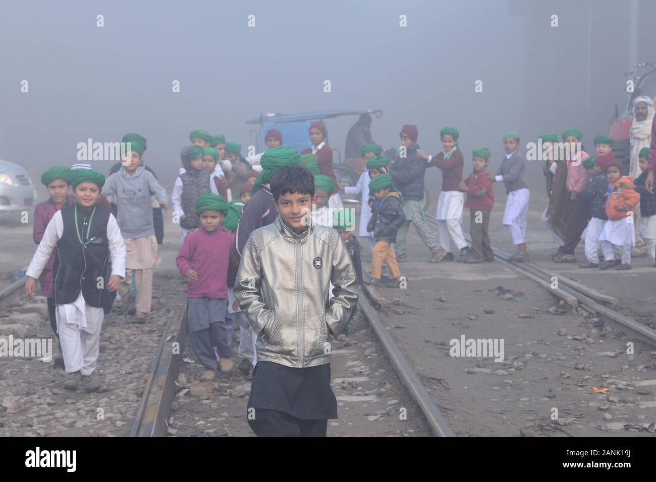 Lahore, Pakistan. 17th Jan 2020. A view of the fog engulfs the ...