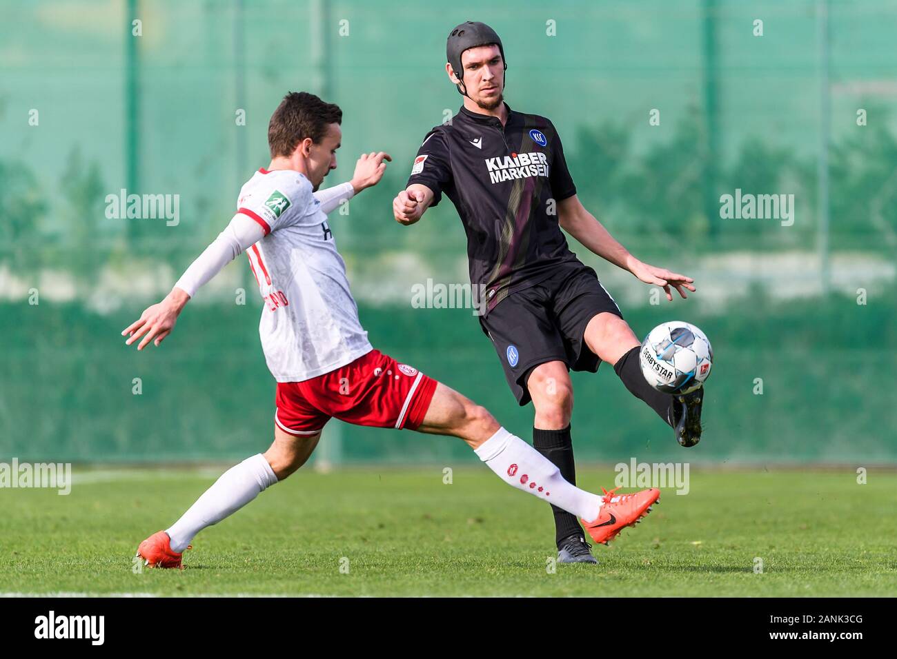 Estepona, Spanien. 17th Jan, 2020. Damian Rossbach (KSC) in duels with ...