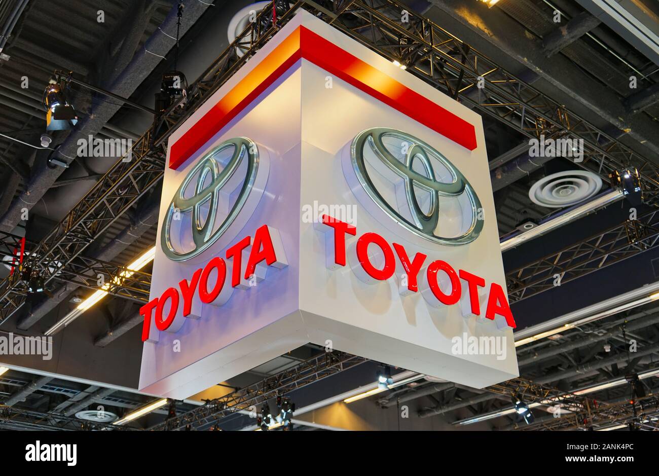 Toyota logo sign hi-res stock photography and images - Alamy