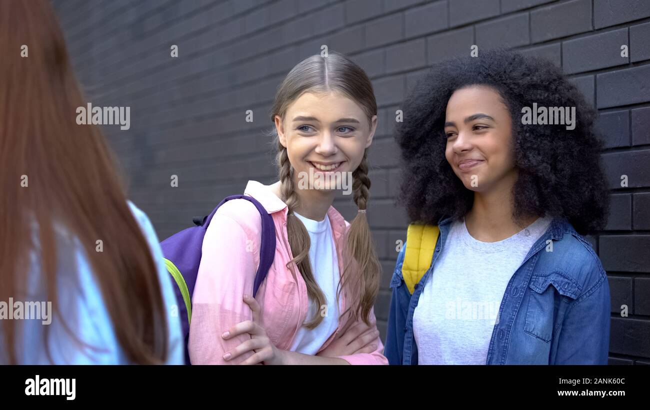 Teenage schoolgirls laugh hi-res stock photography and images - Alamy