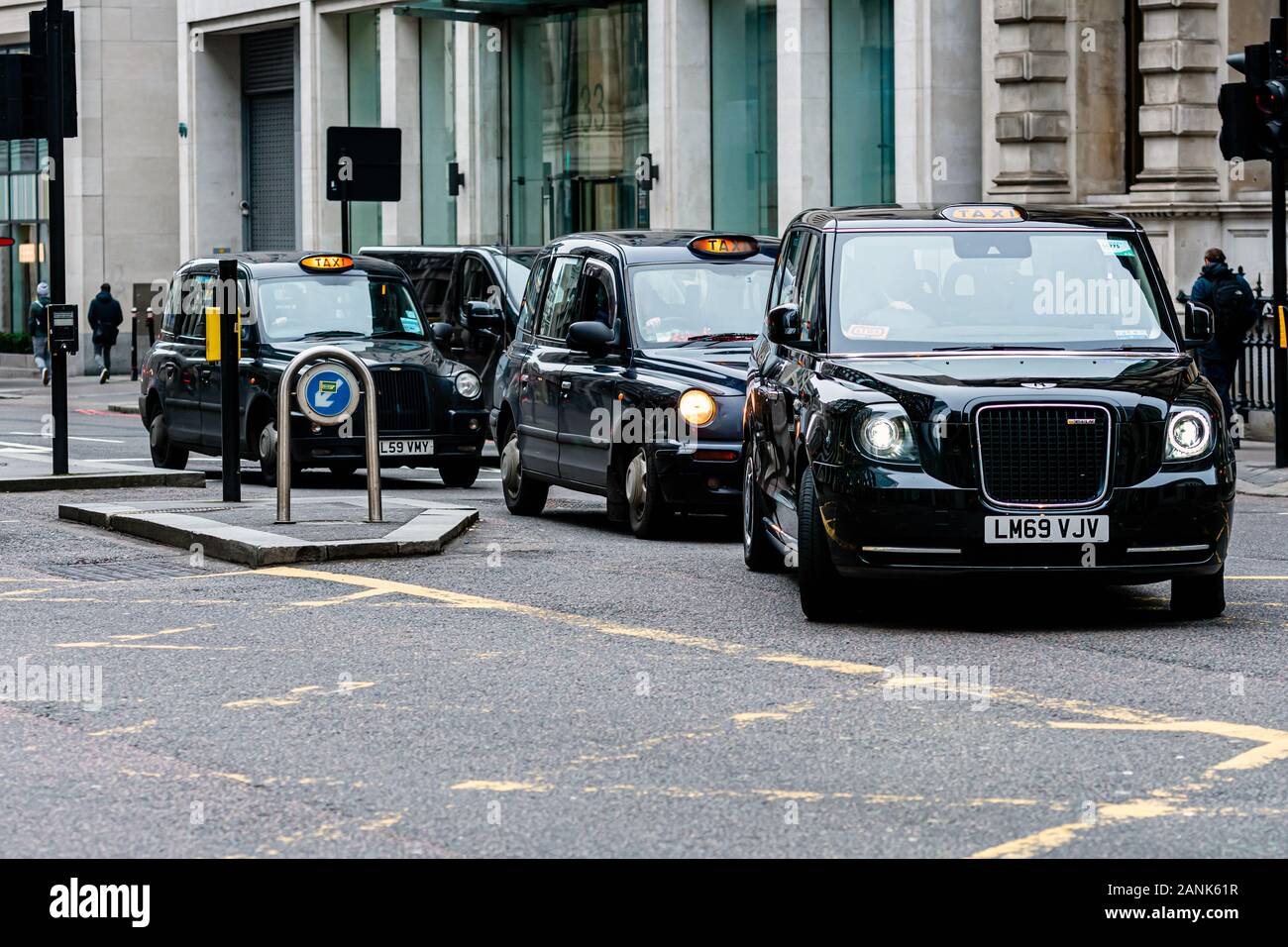 Black cabs london cabbie hi-res stock photography and images - Alamy