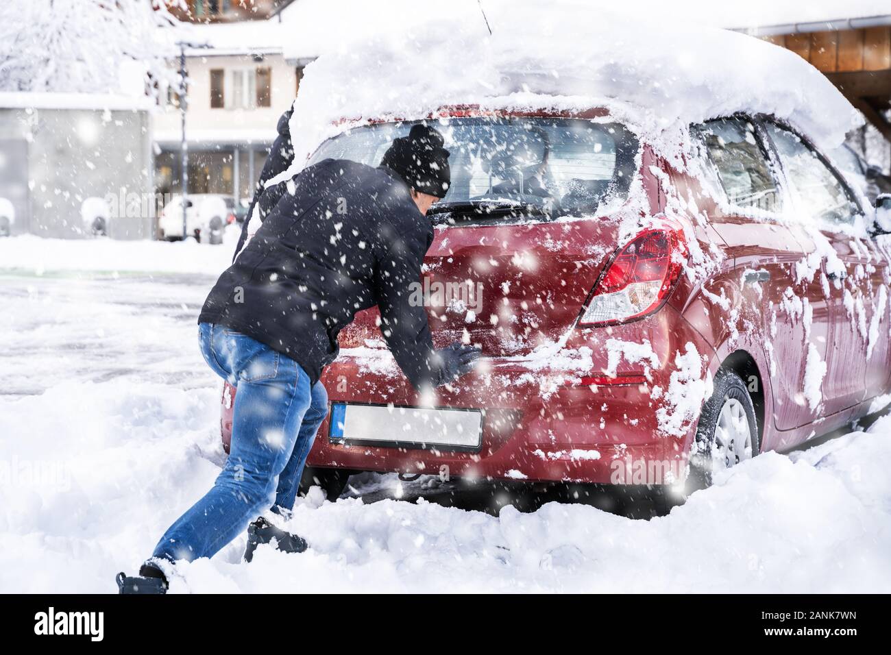Men pushing a car hi-res stock photography and images - Alamy