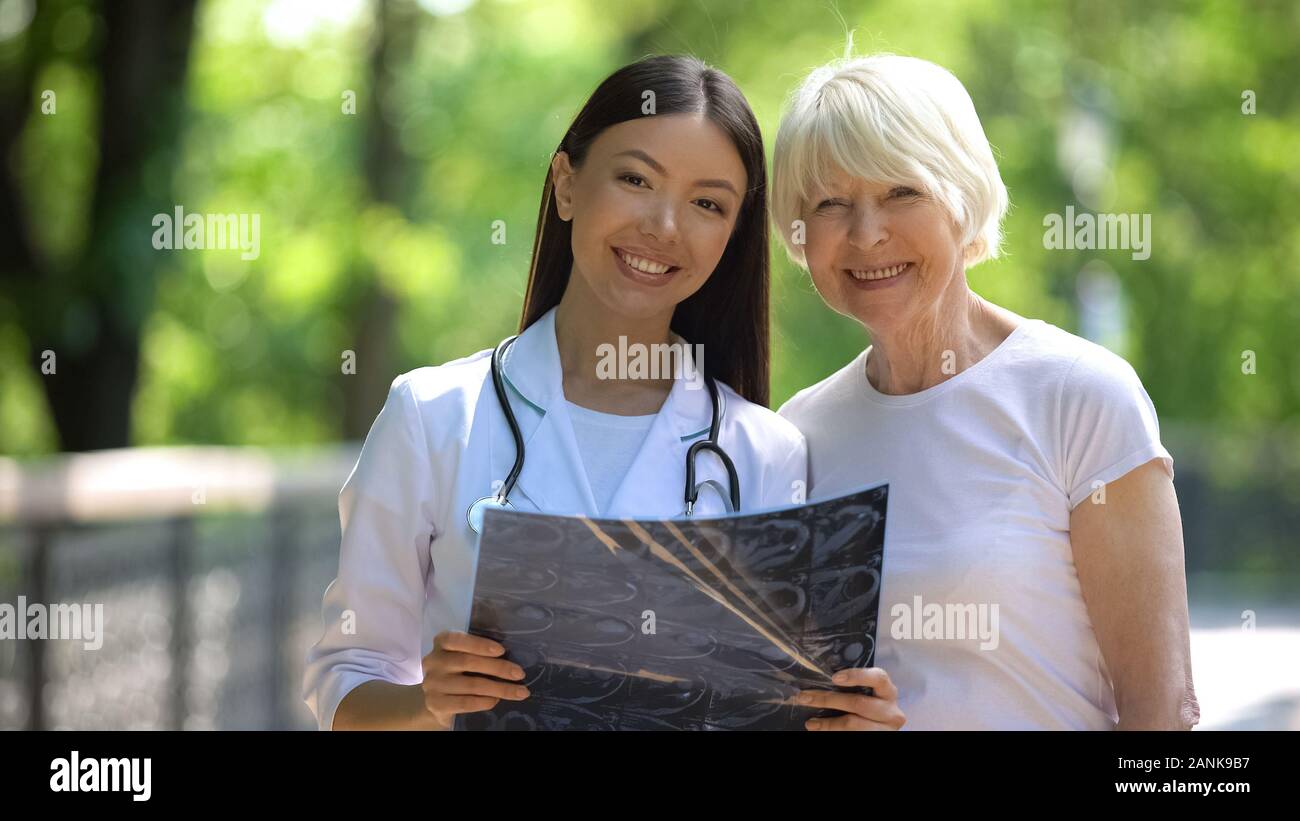 Senior doctor explaining xray hi-res stock photography and images - Alamy