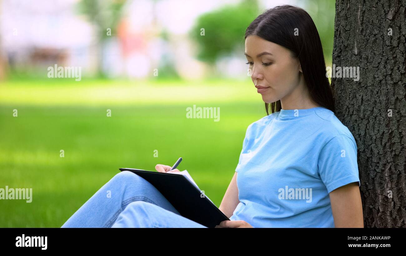 Journalist writing notes hi-res stock photography and images - Alamy