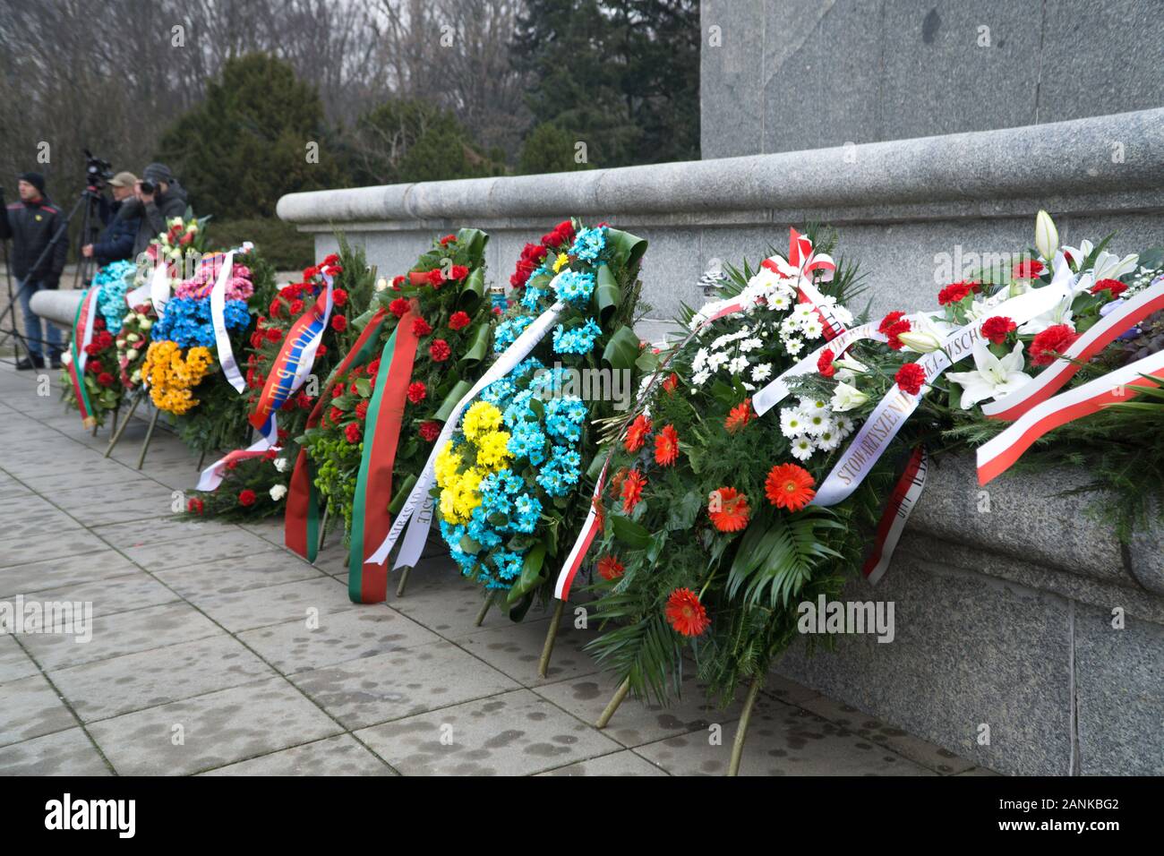 Warsaw, Poland, 17th Jan, 2020: Wreaths at the foot of the main ...