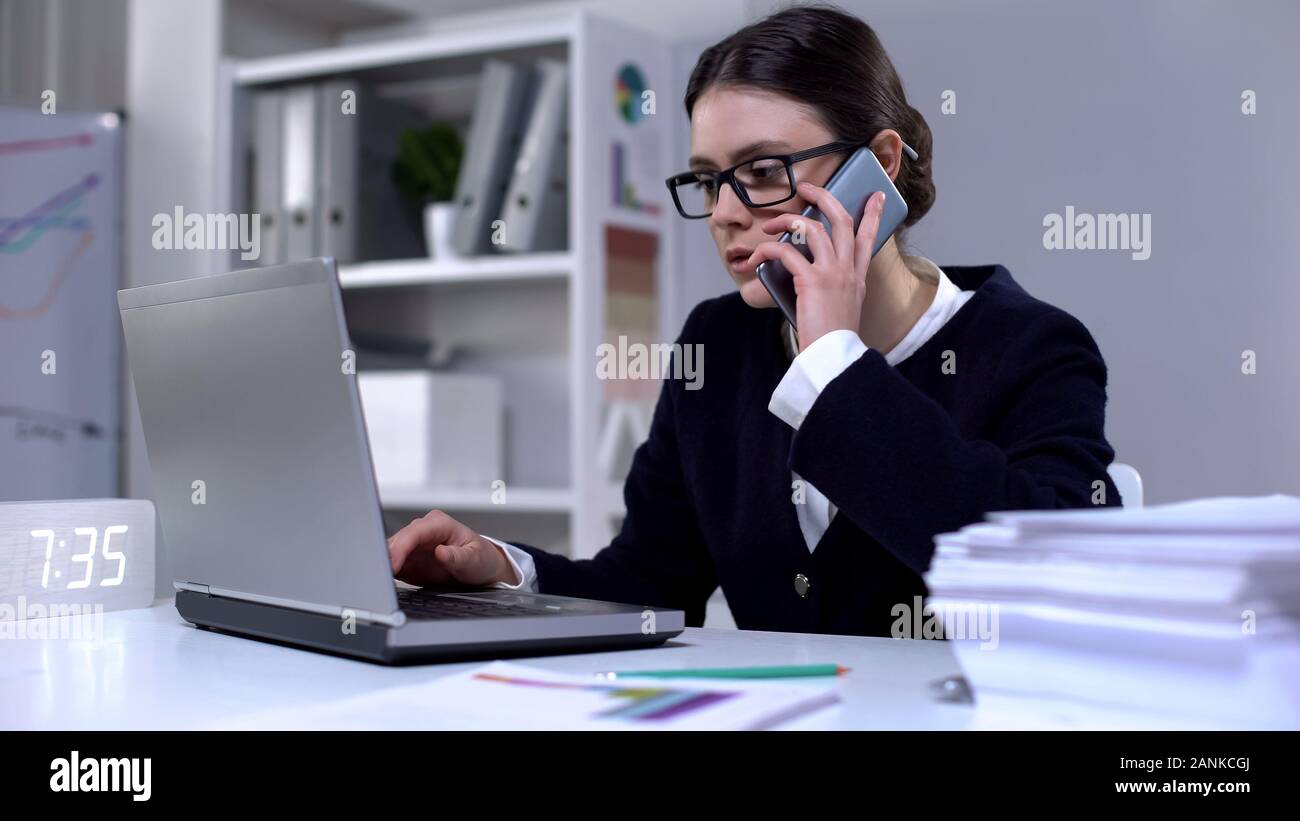 Busy office answering hi-res stock photography and images - Alamy