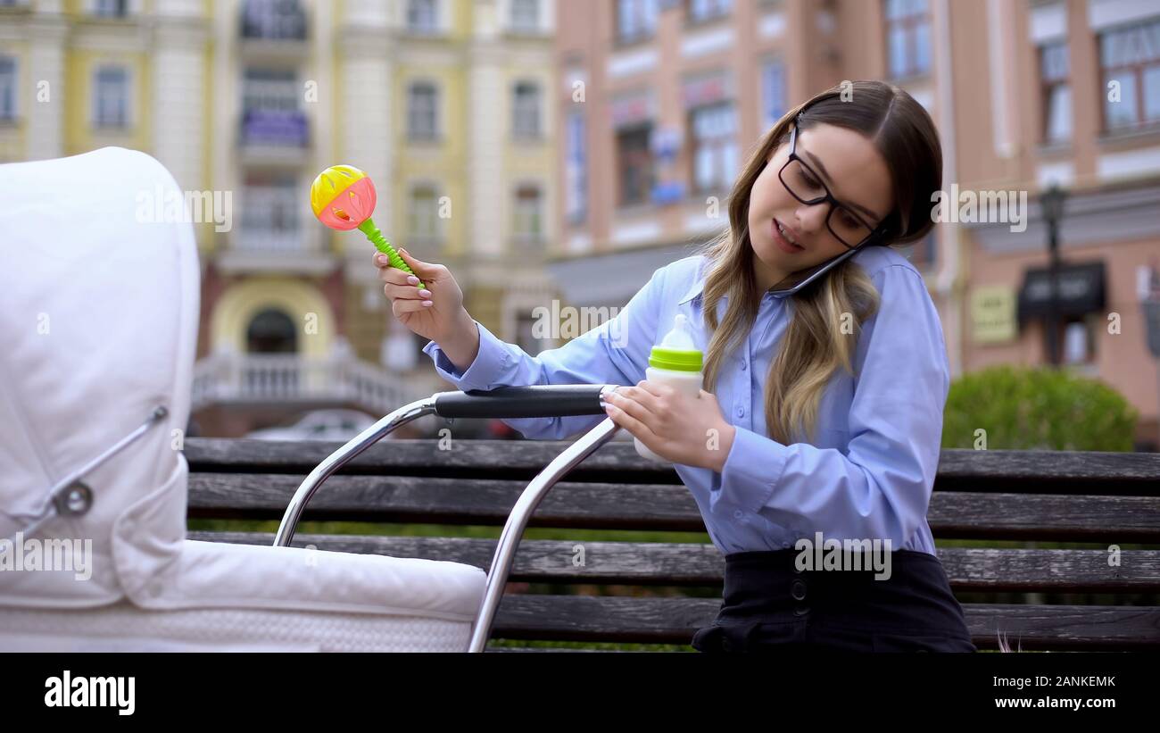 Multitasking mom hi-res stock photography and images - Alamy