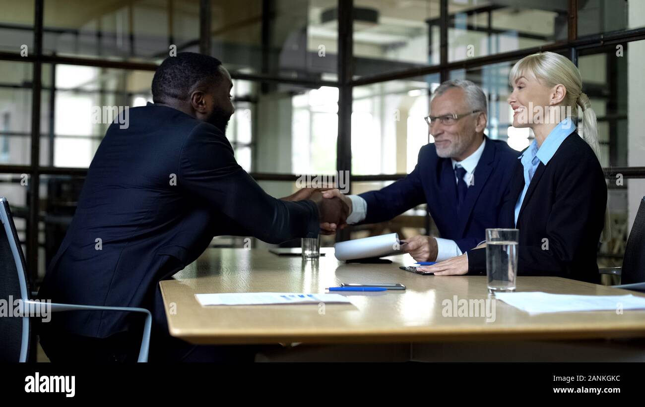 Female boss shaking hands employee hi-res stock photography and images ...