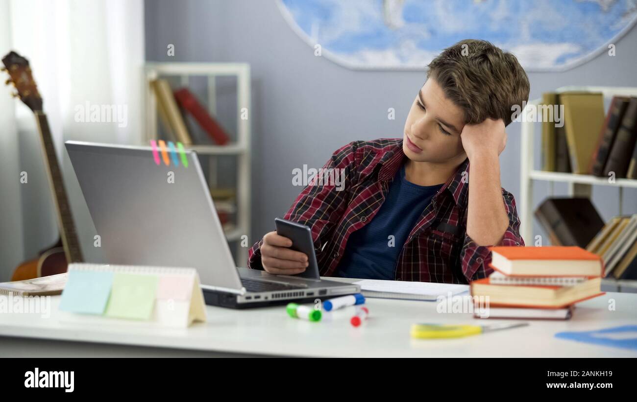 Distracted phone child hi-res stock photography and images - Alamy