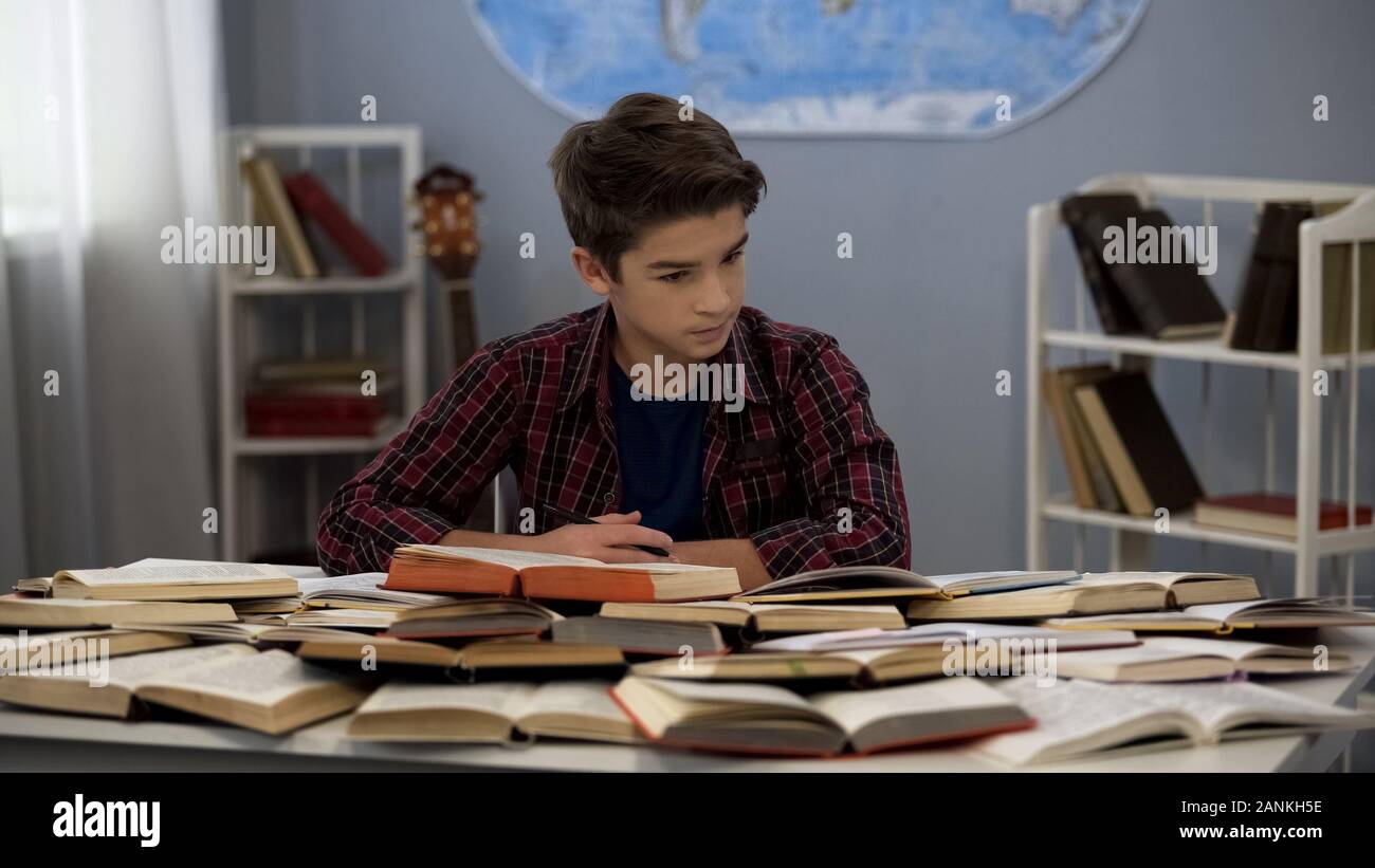 Huge pile of books hi-res stock photography and images - Alamy