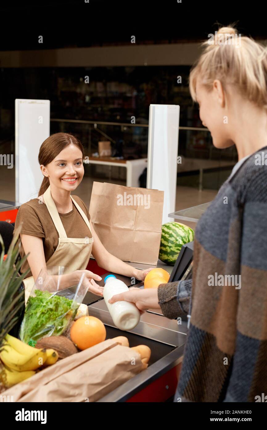 Woman supermarket check out groceries hi-res stock photography and ...