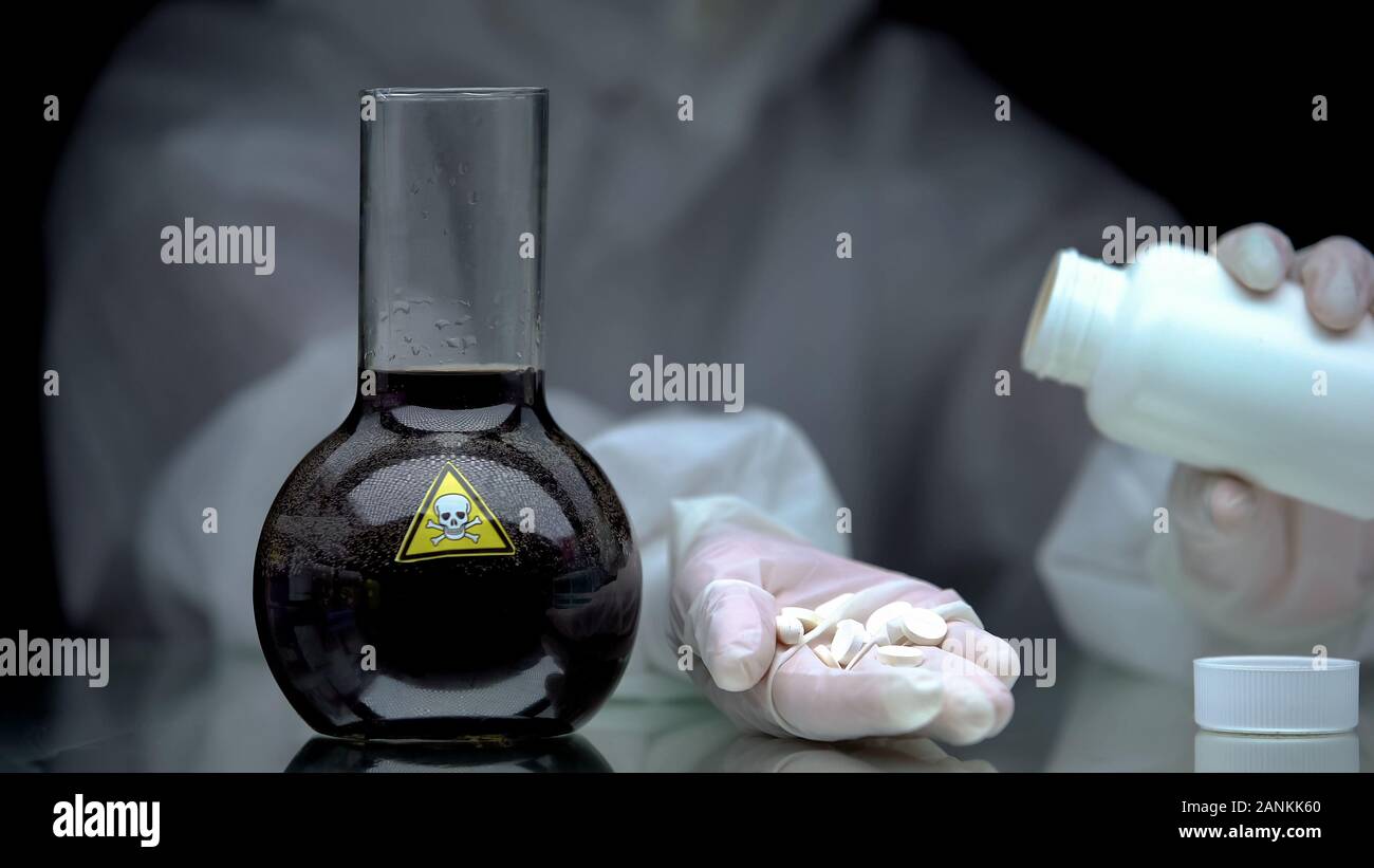 Liquid in flask hi-res stock photography and images - Alamy