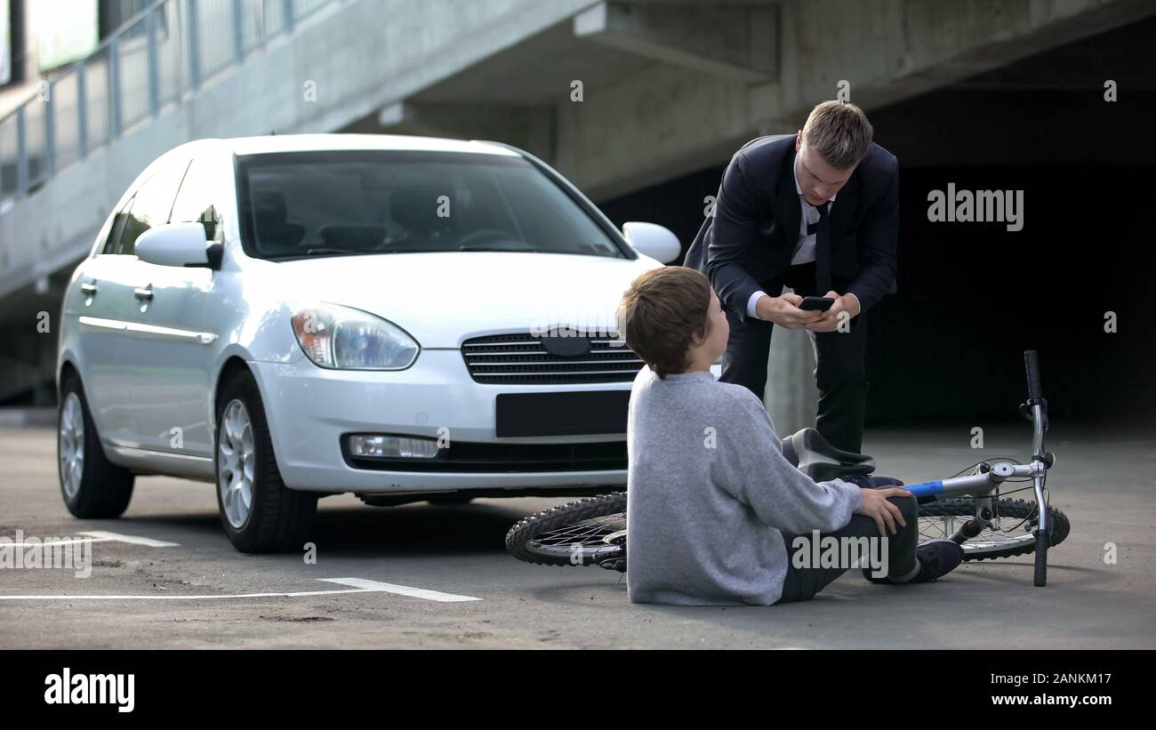 Man calling 911 car accident hi-res stock photography and images - Alamy