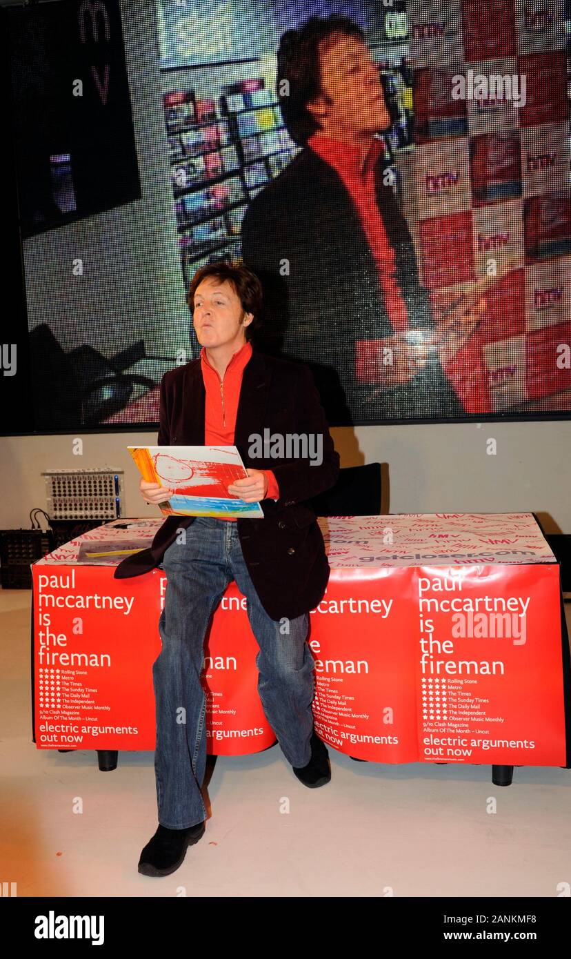 Paul McCartney signing copies of his Album Electric Arguments at the ...