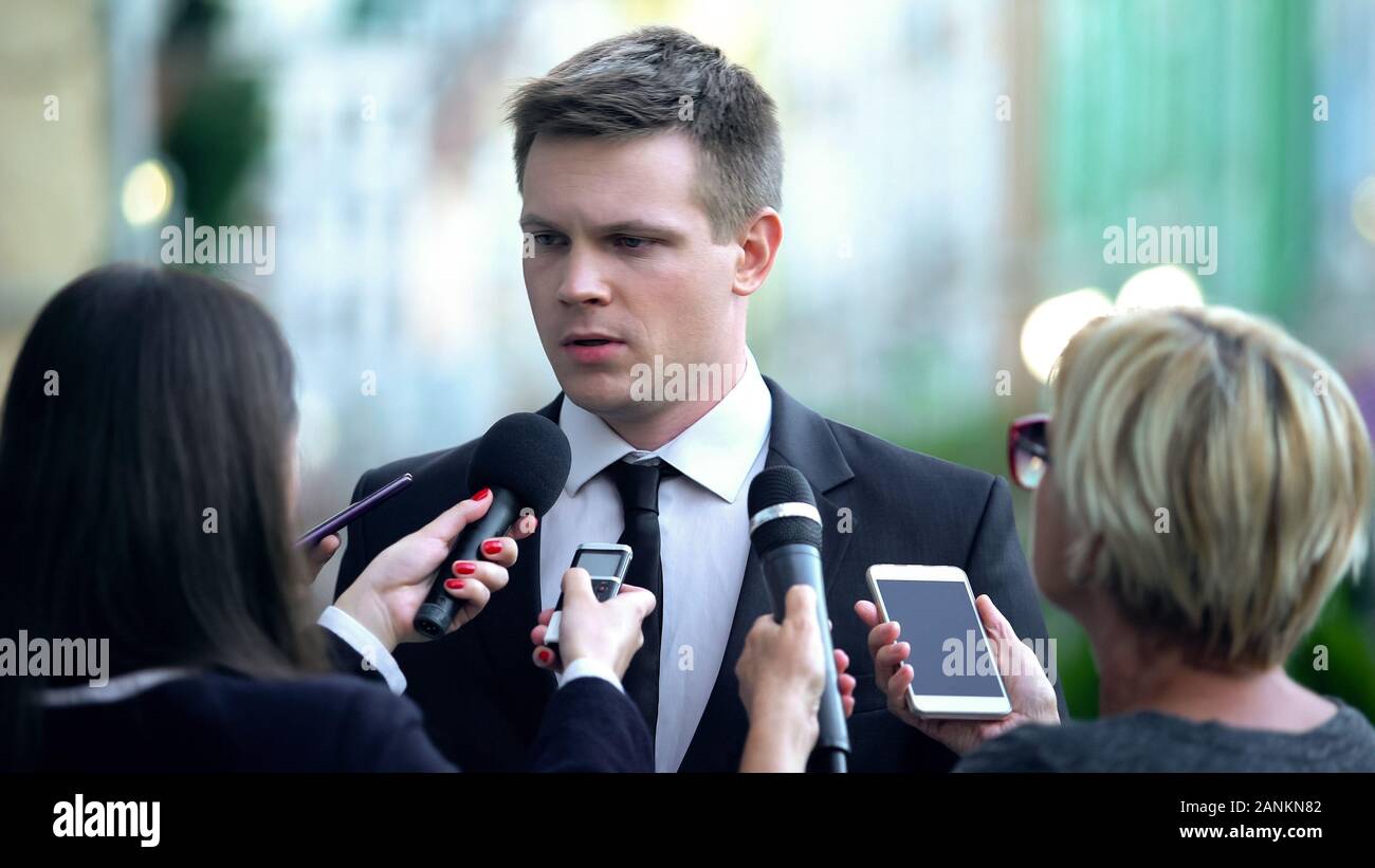Politician with journalists hi-res stock photography and images - Alamy
