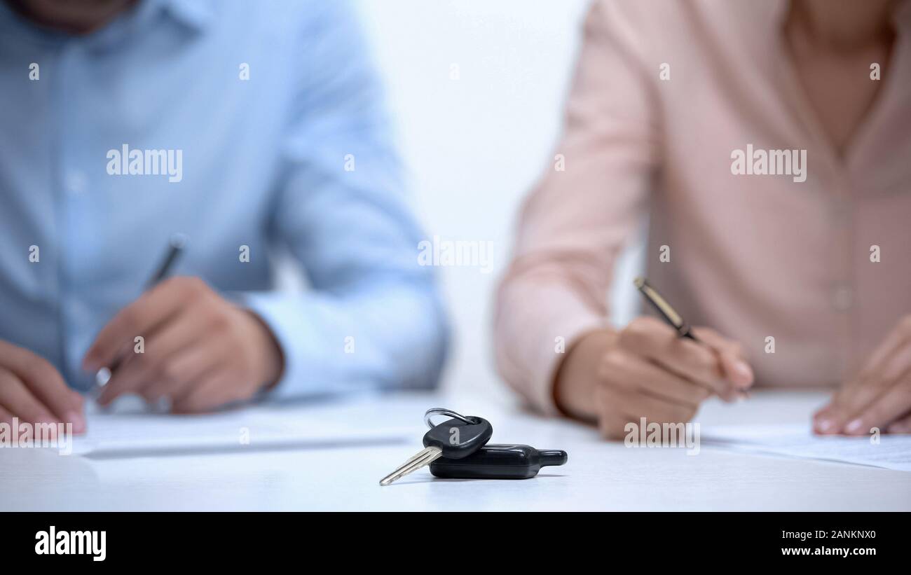 Signing documents family hi-res stock photography and images - Alamy