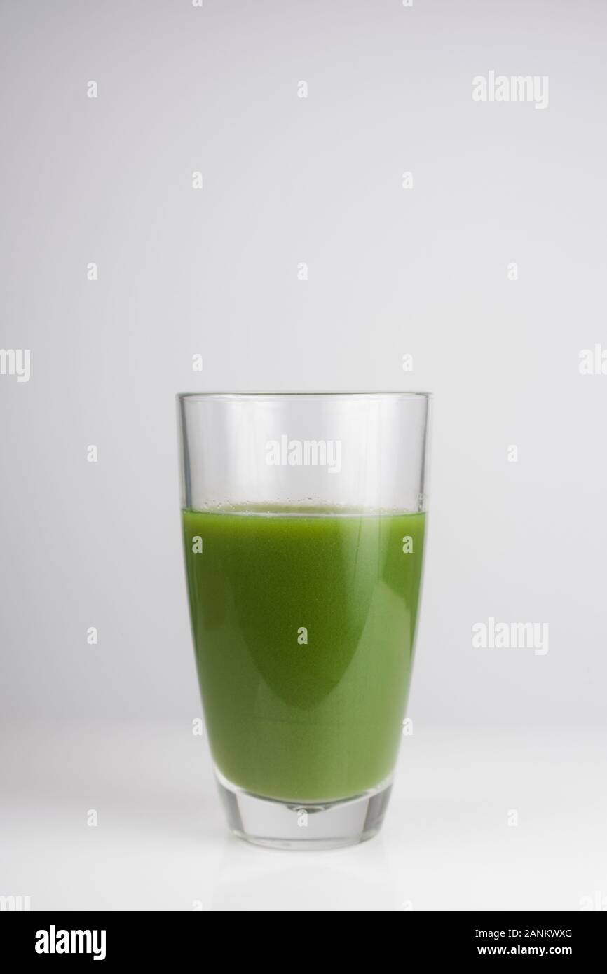 A glass of fresh green juice Stock Photo - Alamy