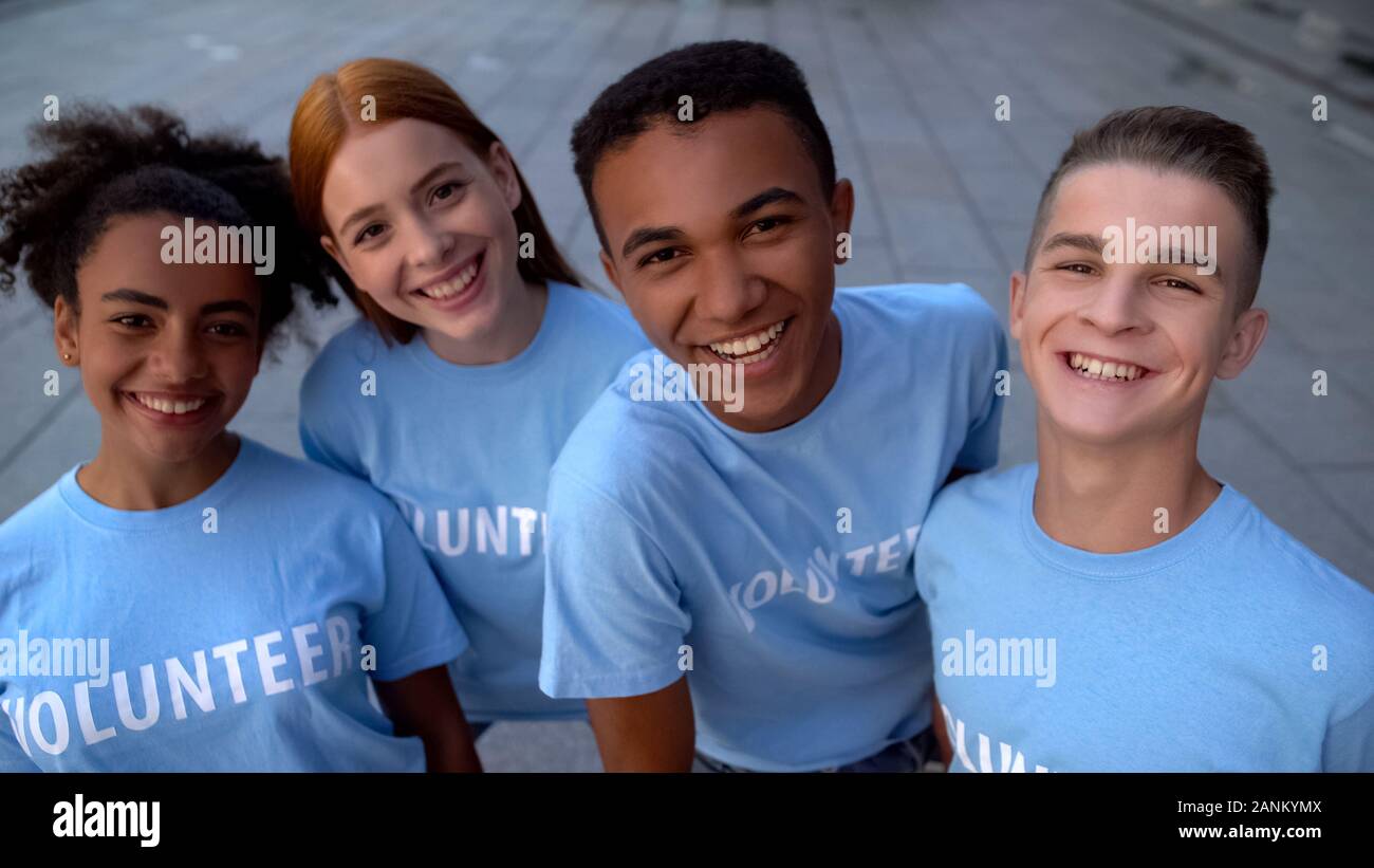 College students volunteering hi-res stock photography and images - Alamy