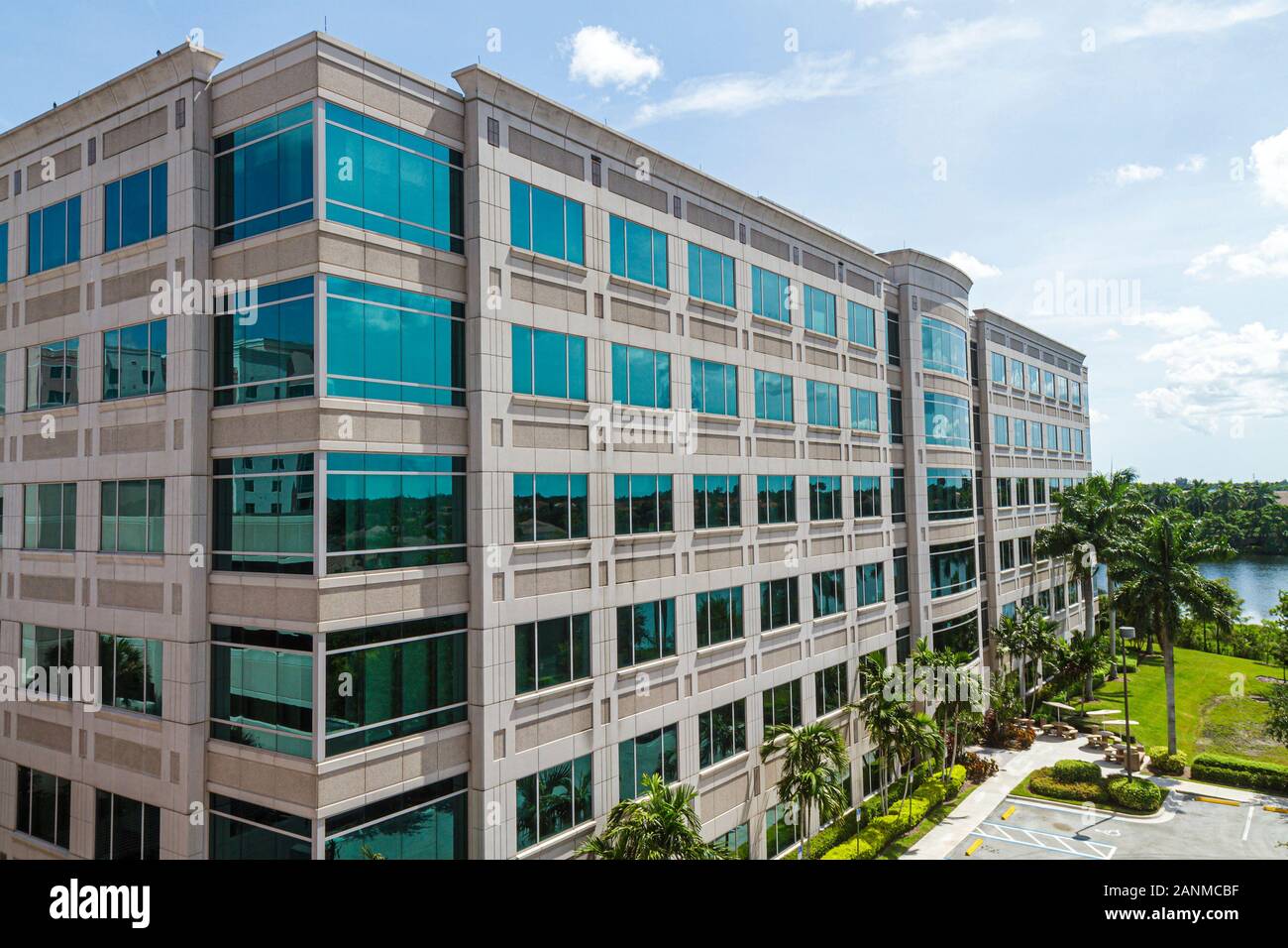 Modern office building hi-res stock photography and images - Alamy