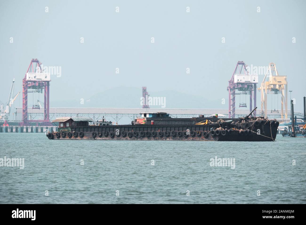 Self propelled transhipment barge hi-res stock photography and images ...