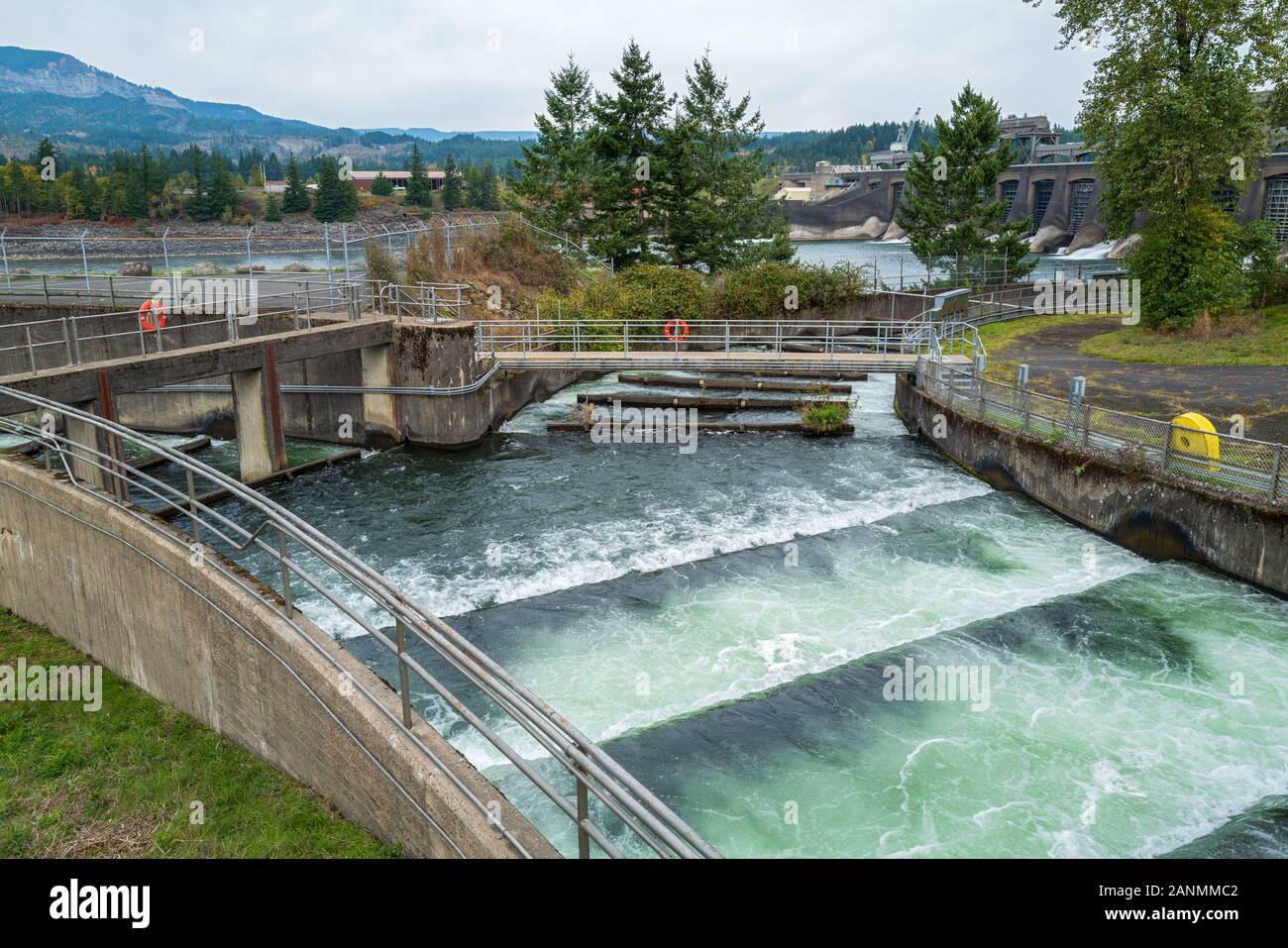 Bonneville dam exterior hi-res stock photography and images - Alamy