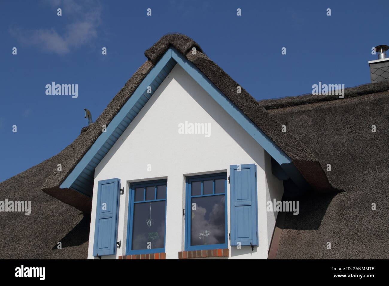Thatched cottage dormer window hi-res stock photography and images - Alamy