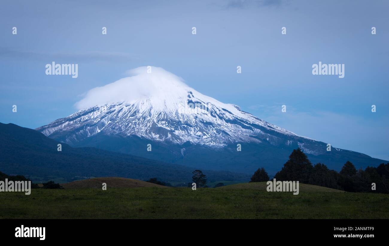 Clouds cover the snow-capped peak of Mount Taranaki Stock Photo - Alamy