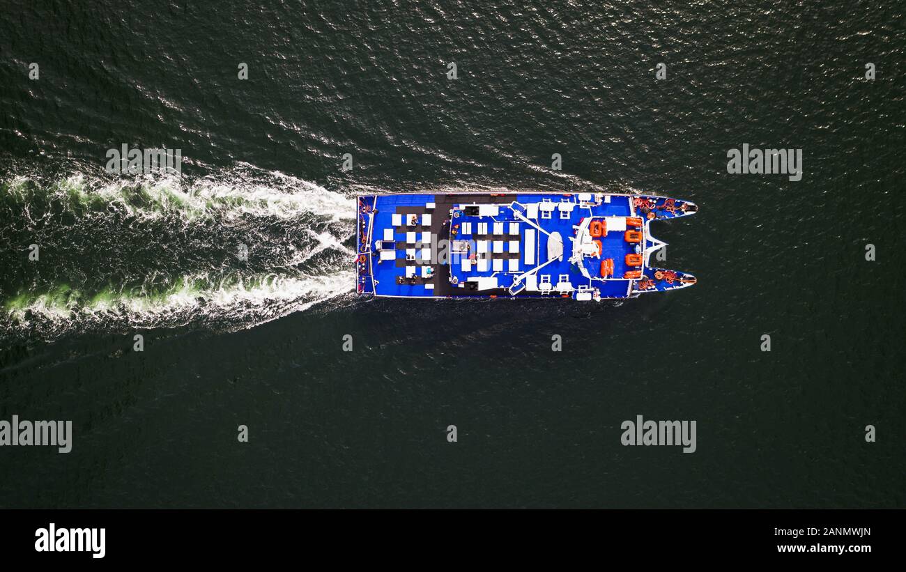 Top down view on movement of tourist boat Stock Photo - Alamy