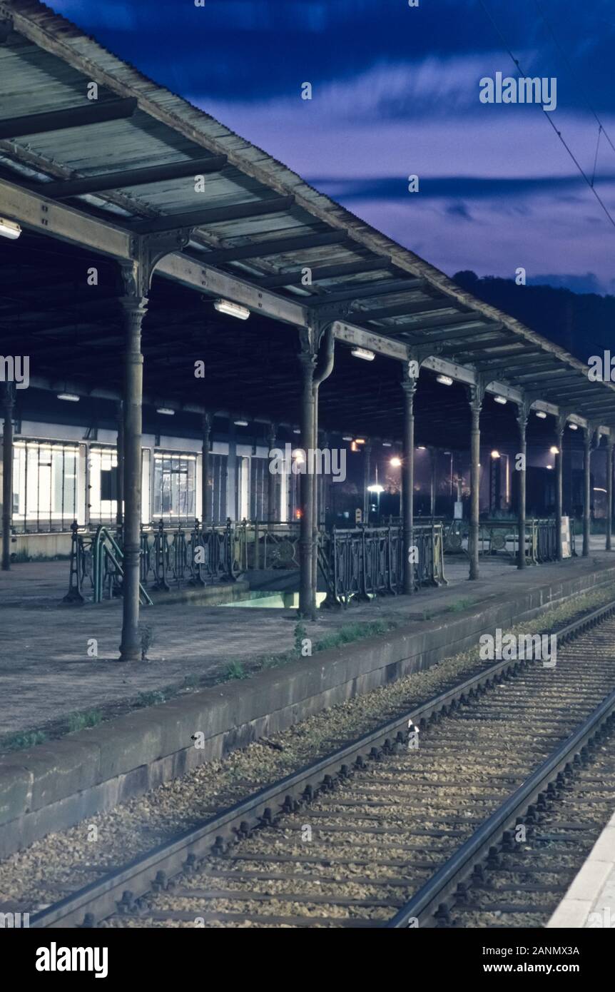 Leerer bahnsteig hi-res stock photography and images - Alamy