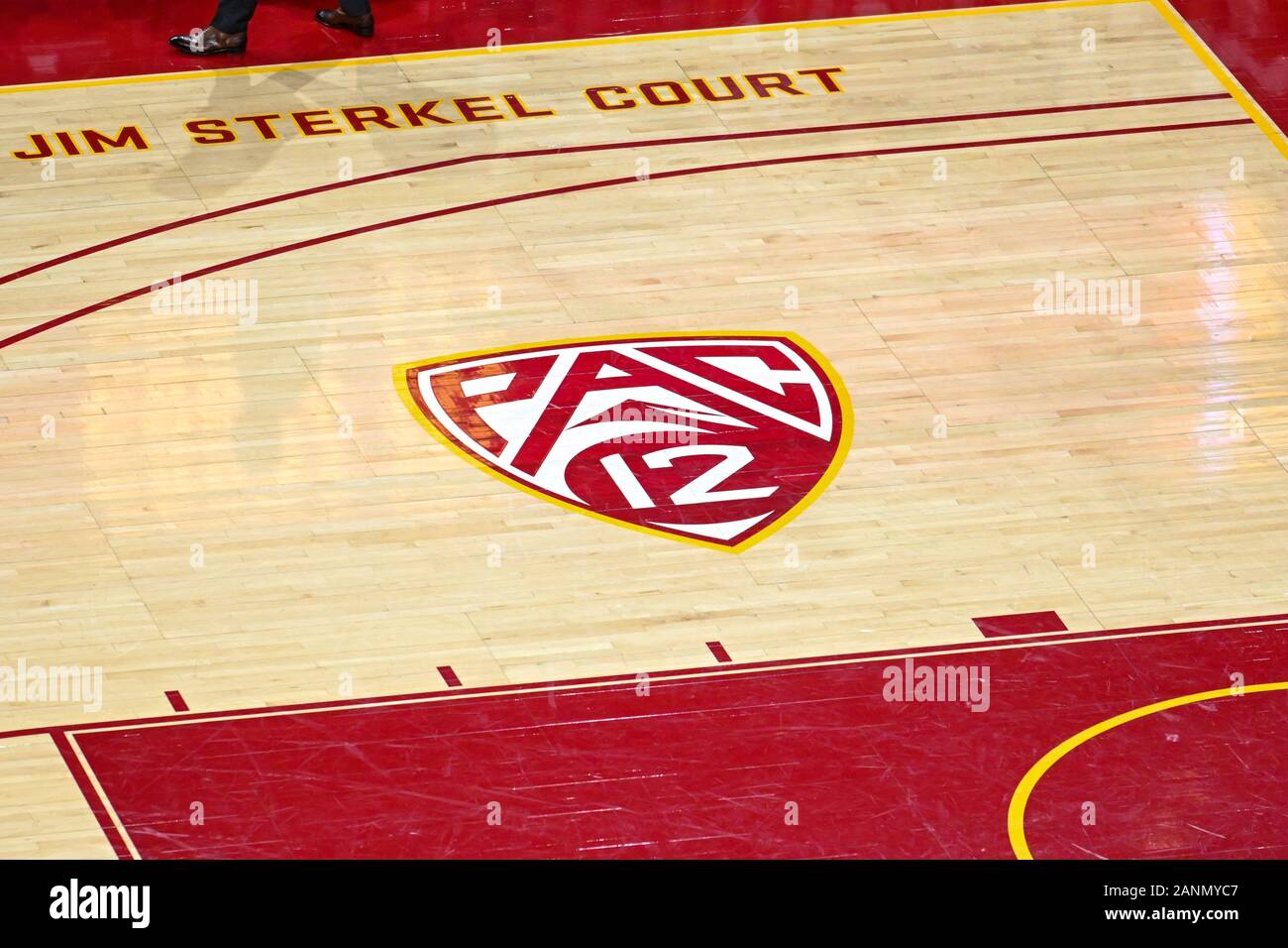 College basketball logo hi-res stock photography and images - Alamy