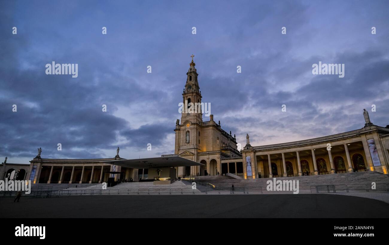 Golden statue jesus christ fatima hi-res stock photography and images ...