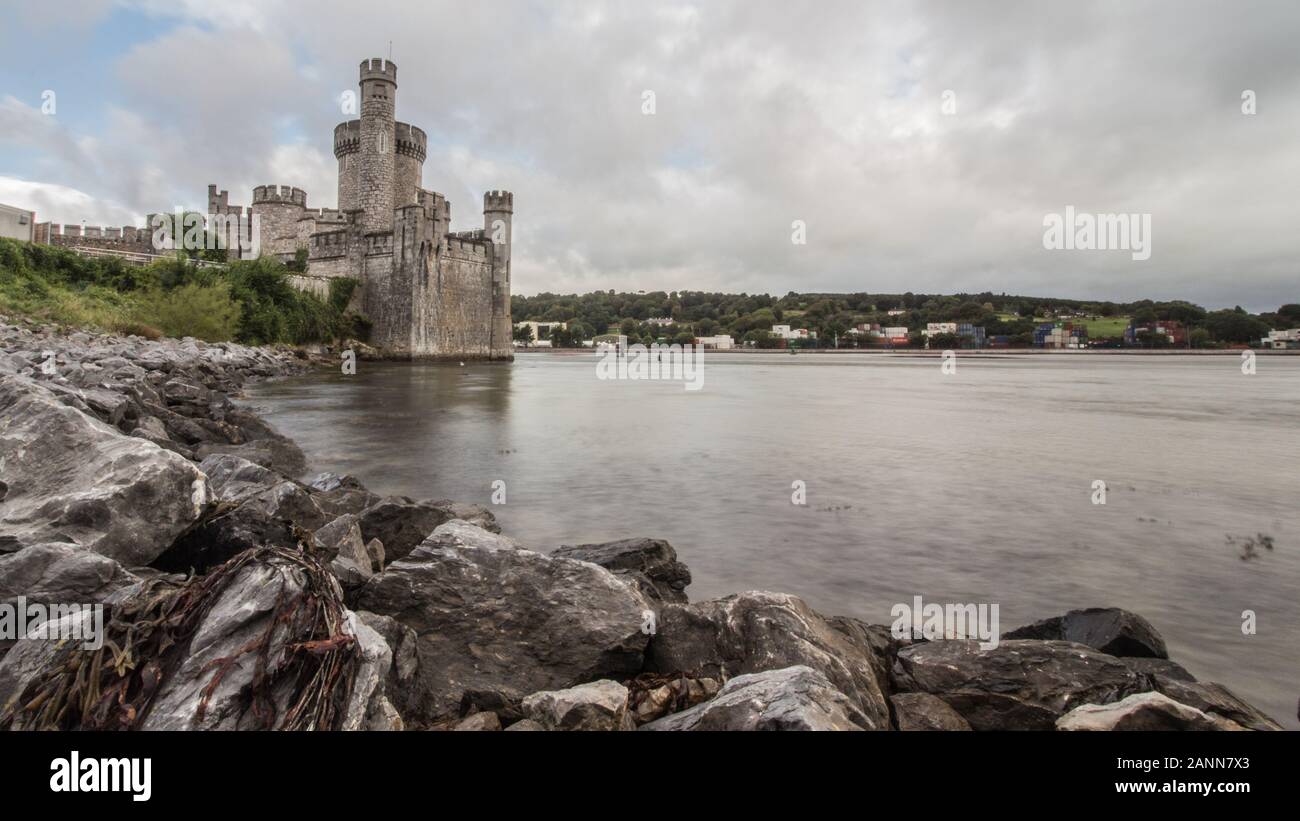 Blackness castle bridge hi-res stock photography and images - Alamy