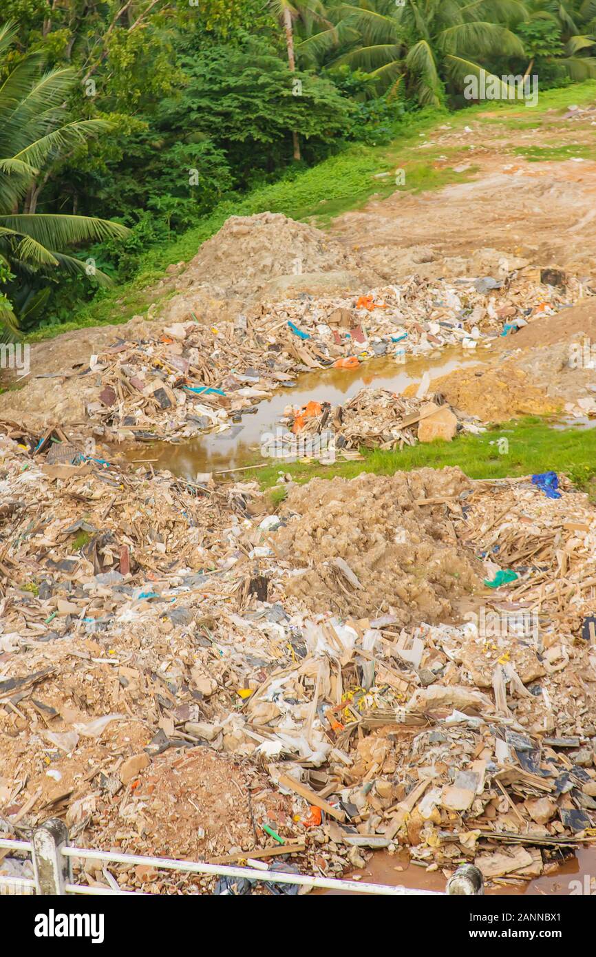India garbage mountain hi-res stock photography and images - Alamy