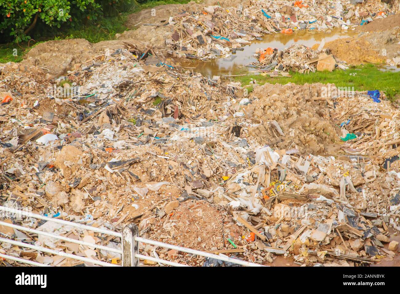 India garbage mountain hi-res stock photography and images - Alamy