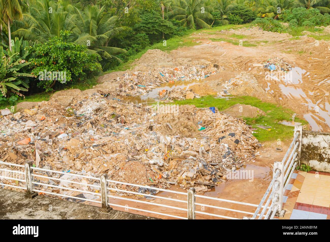 India garbage mountain hi-res stock photography and images - Alamy