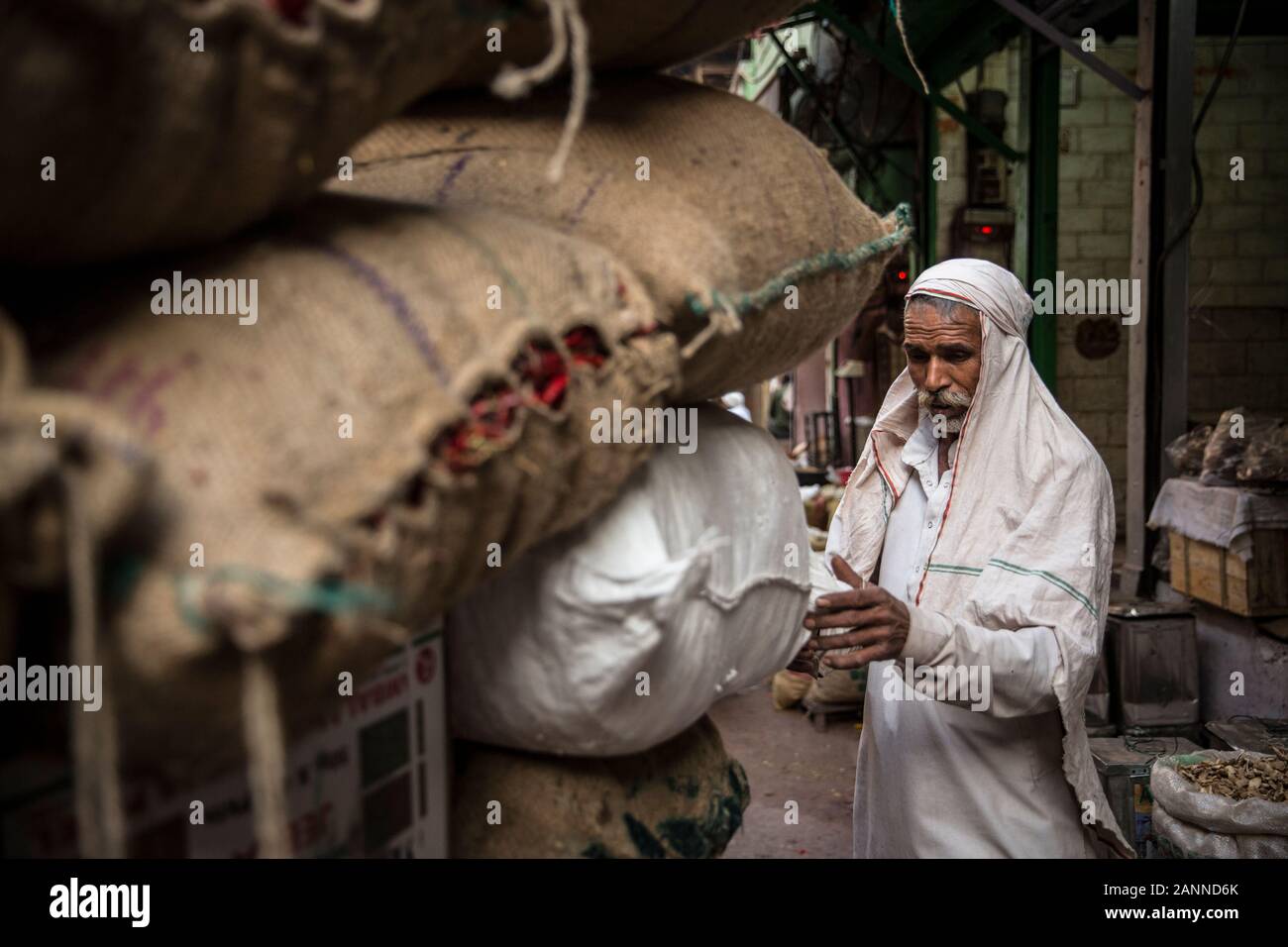 Workers at New Delhi spice market. New Delhi, India Stock Photo - Alamy