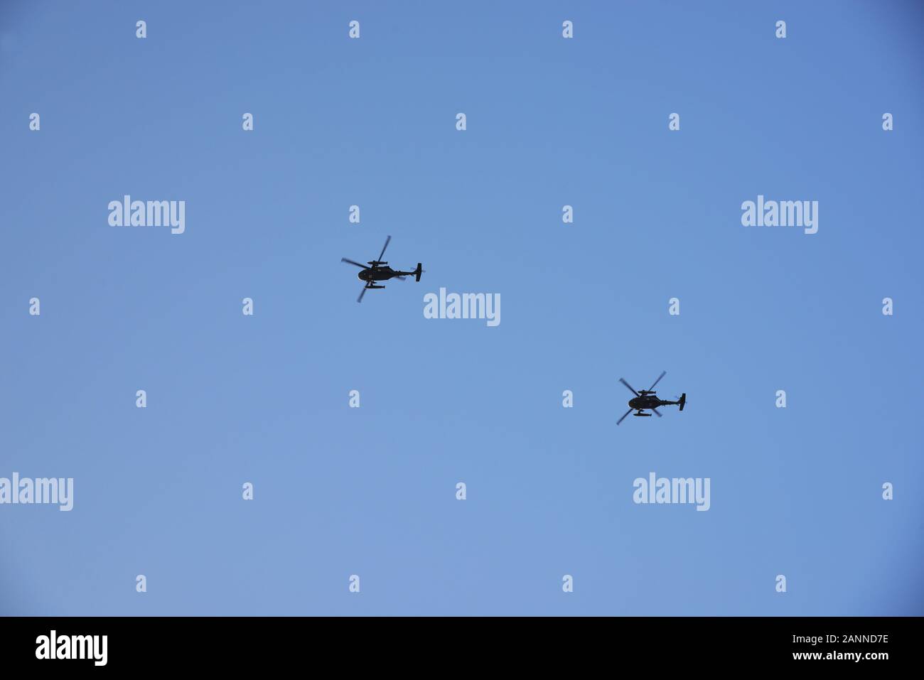 Helicopters flying hi-res stock photography and images - Alamy