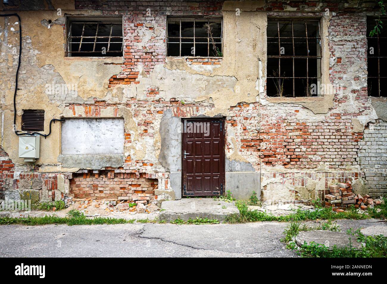 Abandoned house boarded up door hi-res stock photography and images - Alamy