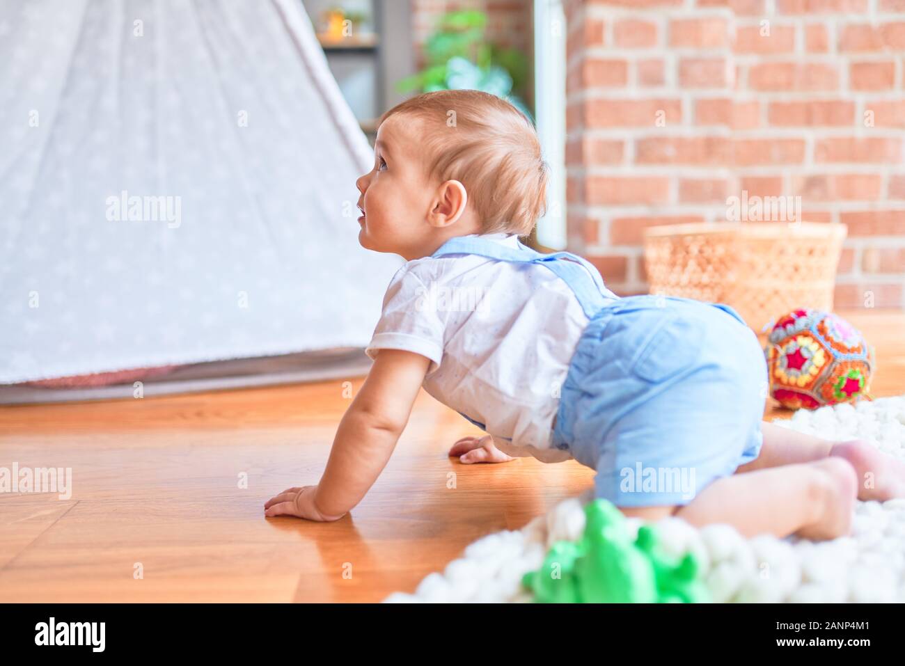 Infant crawling school hi-res stock photography and images - Alamy