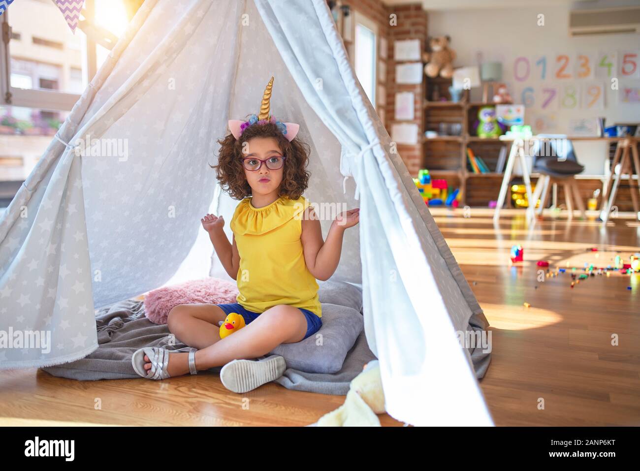 Kid shrugging shoulders hi-res stock photography and images - Alamy