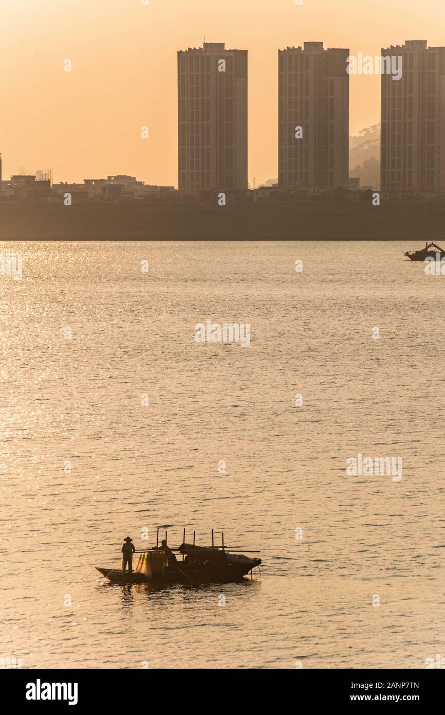 Small chinese vessels hi-res stock photography and images - Alamy