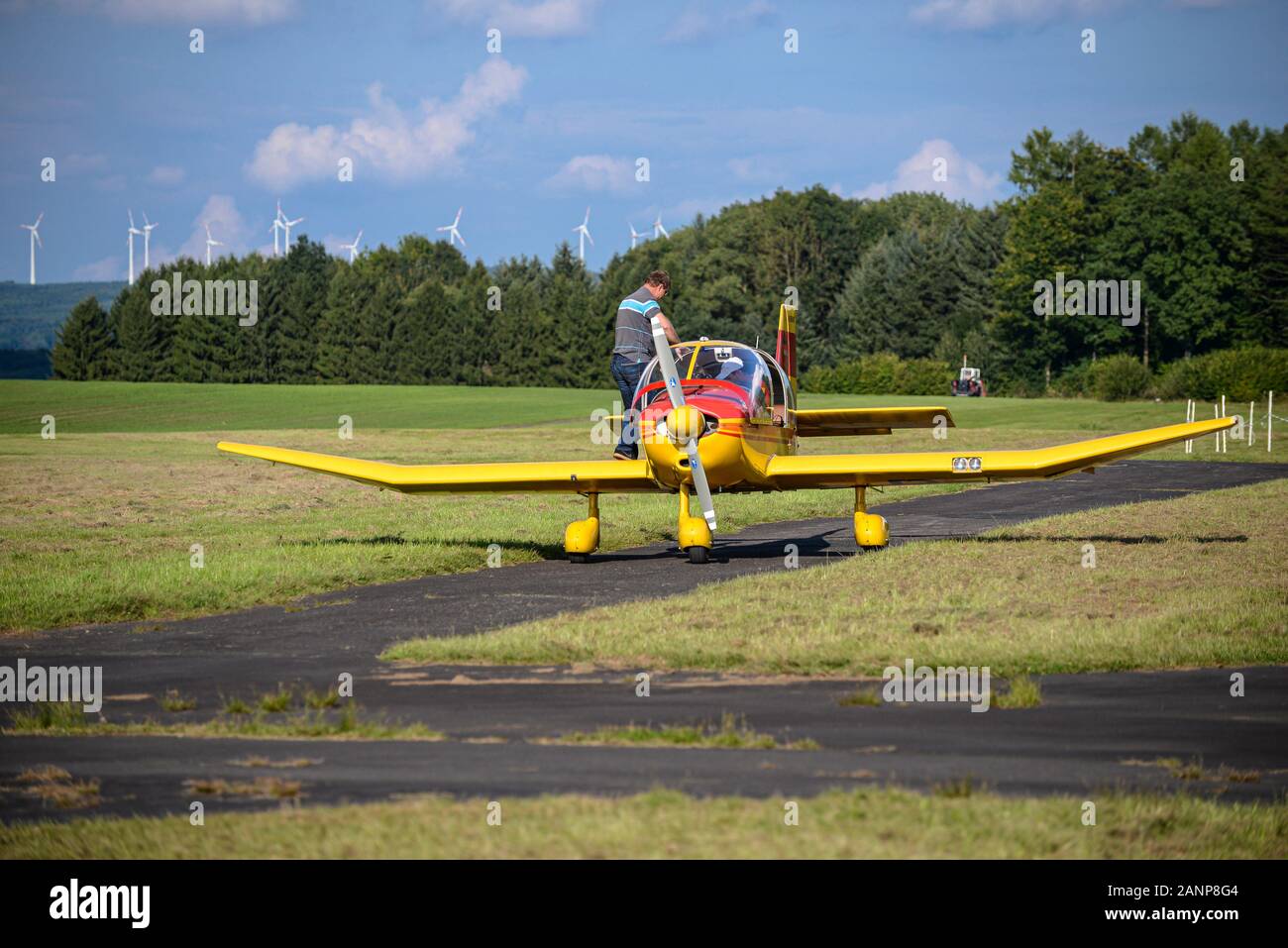 Light aircraft yellow aeroplane hi-res stock photography and images - Alamy