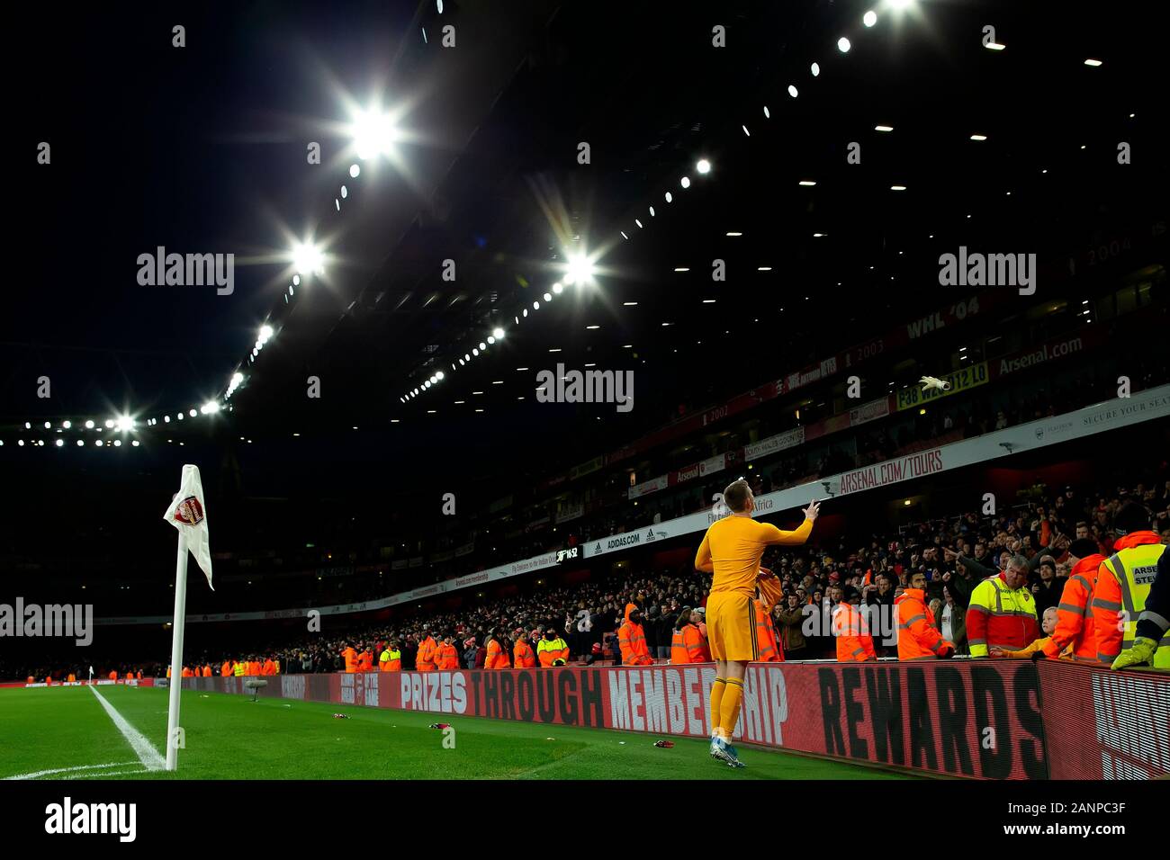 Emirates stadium crowd hi-res stock photography and images - Alamy