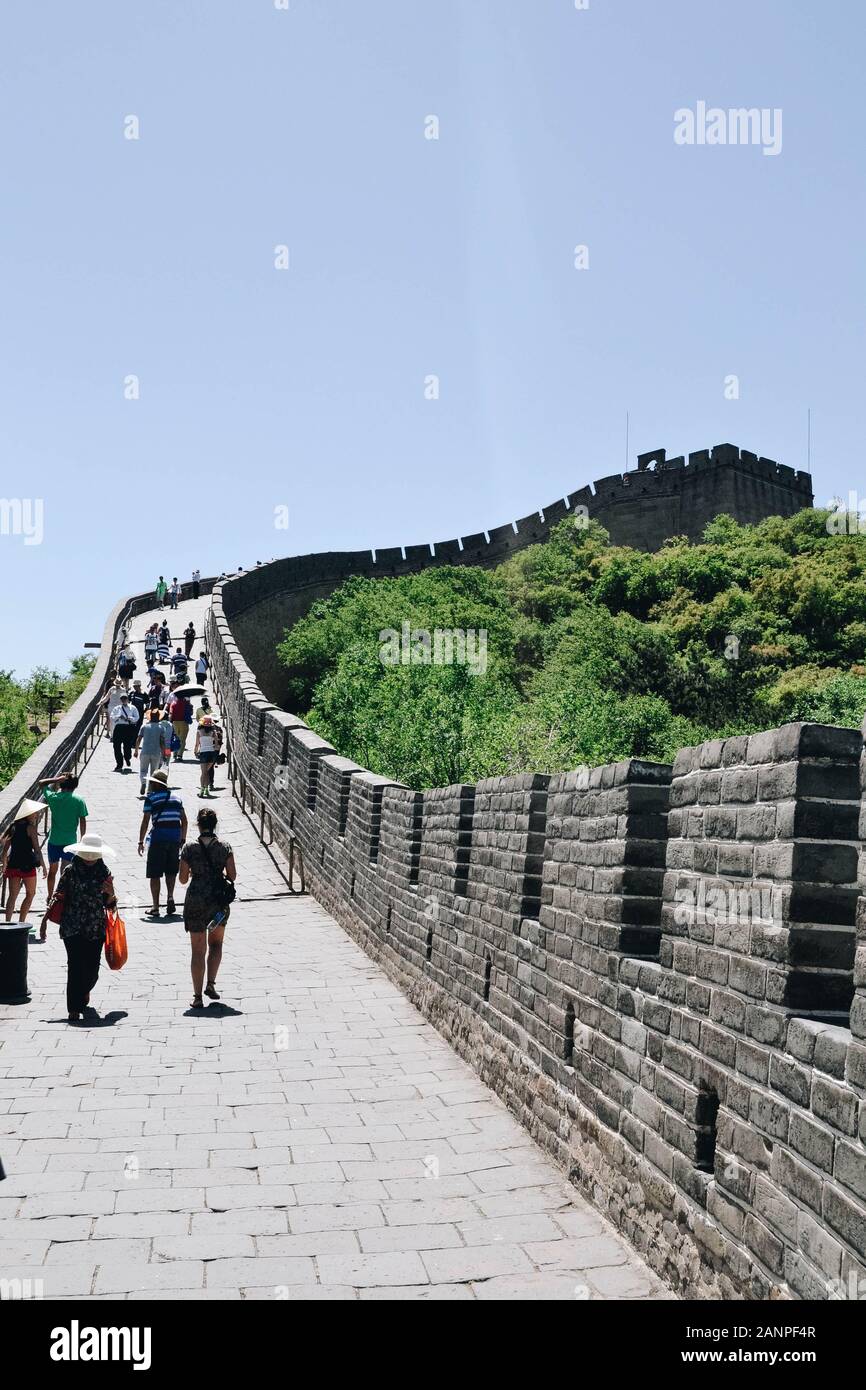 Chinese wall between green mountains Stock Photo - Alamy