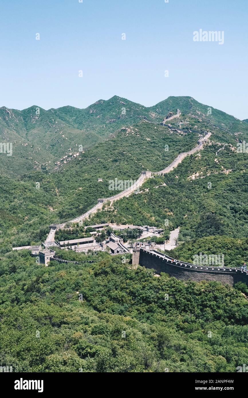 Chinese wall between green mountains Stock Photo - Alamy